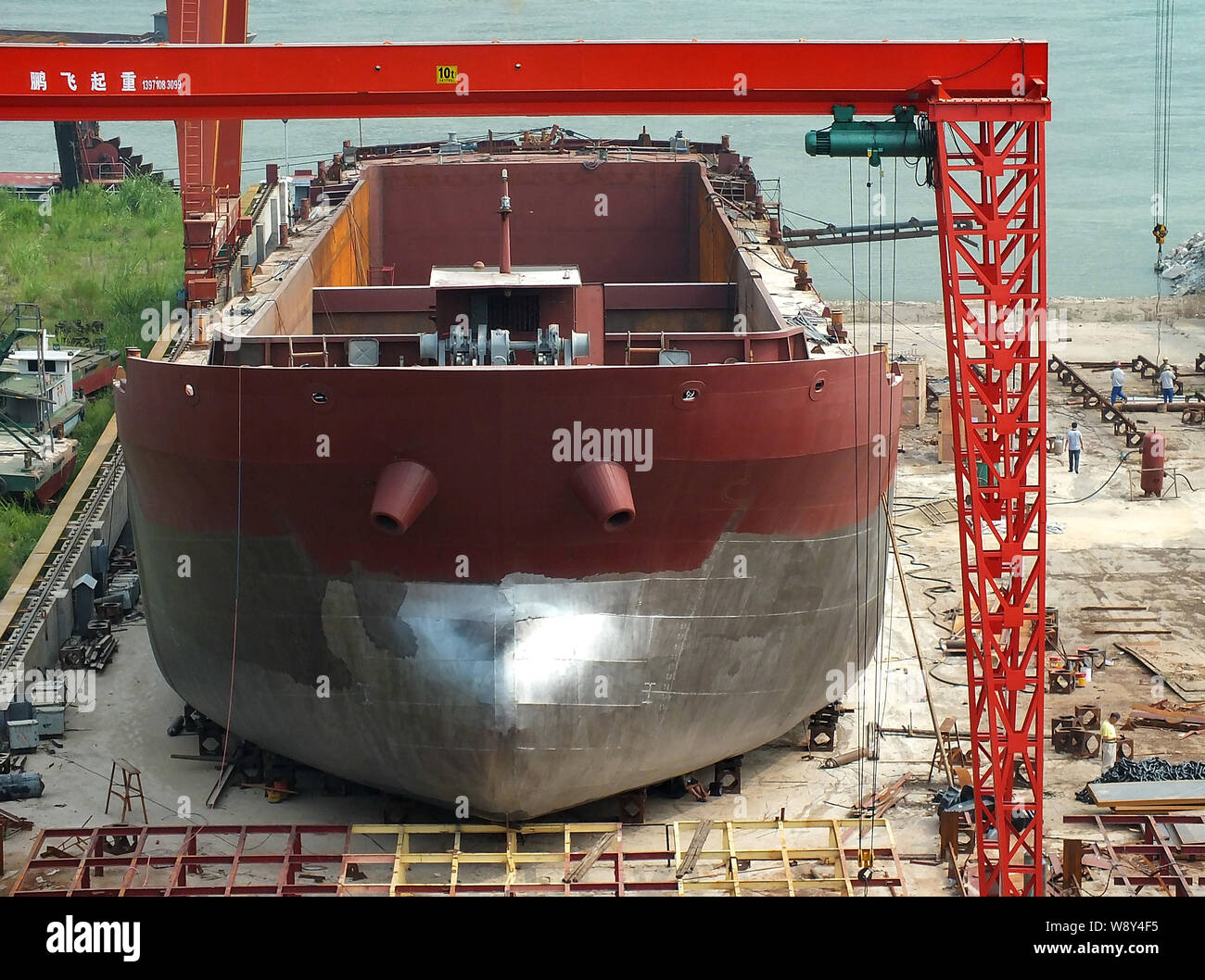 Shipbuilding on the yangtze river hi-res stock photography and images ...