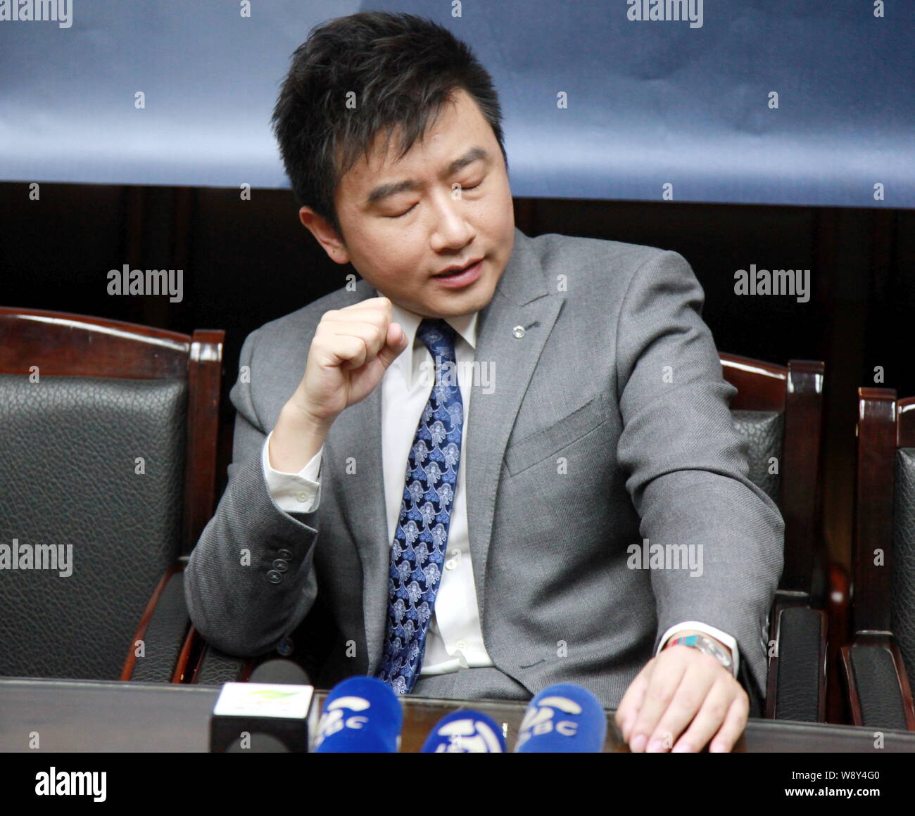 Television news anchor hi-res stock photography and images - Alamy