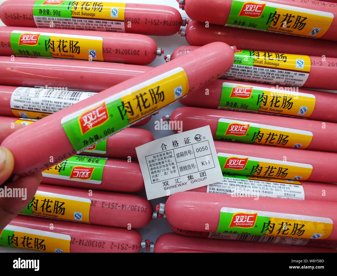 --FILE--A customer buys Shineway meat sausage of Shuanghui Group, now ...