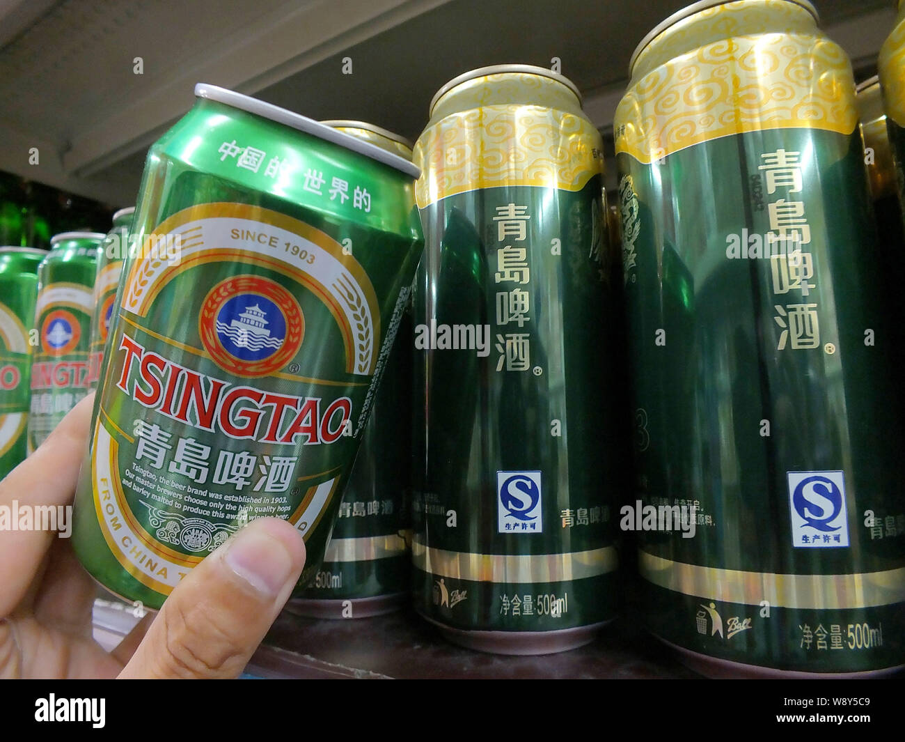 Tsingtao beer can hi-res stock photography and images - Alamy