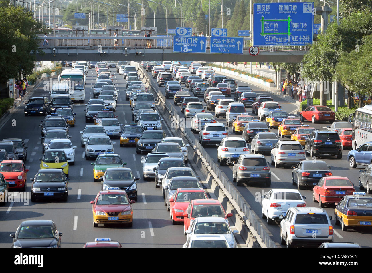 --FILE--Masses of vehicles overcrowd a road during rush hour in Beijing ...