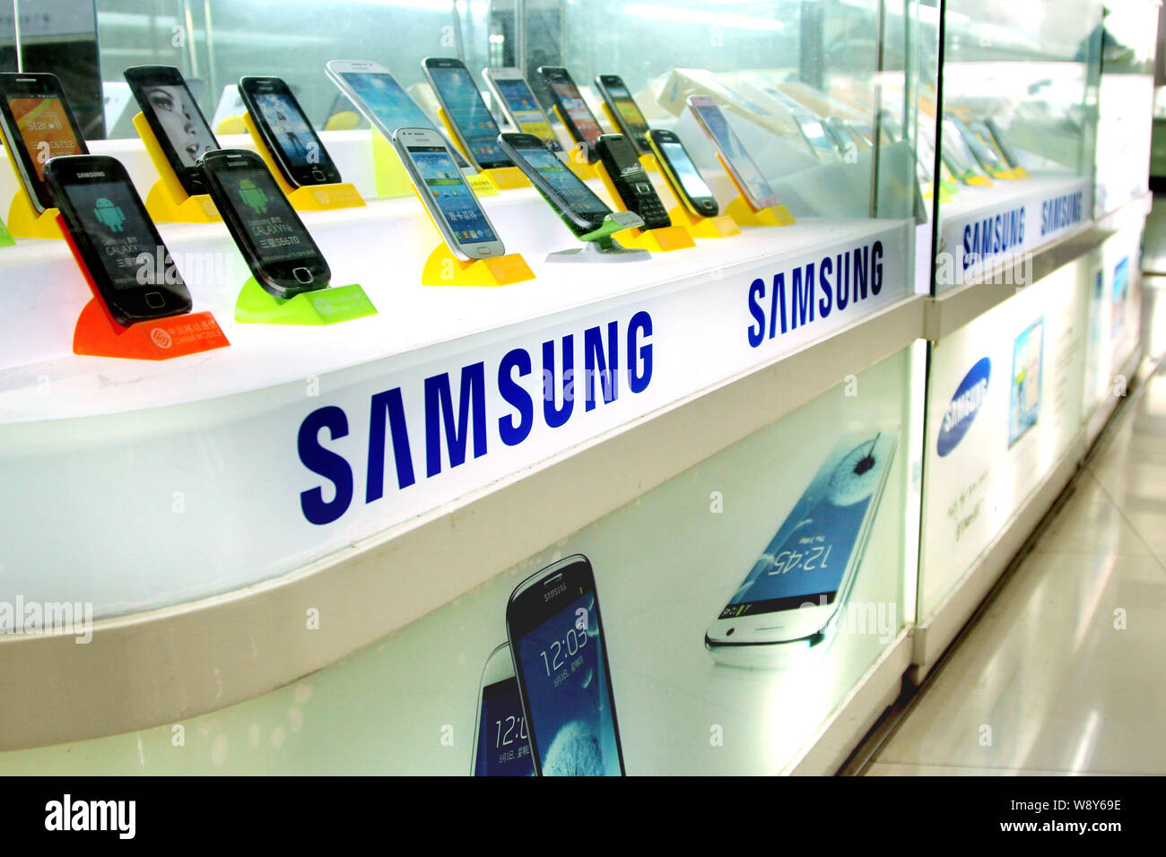 Smartphones asia hi-res stock photography and images - Alamy