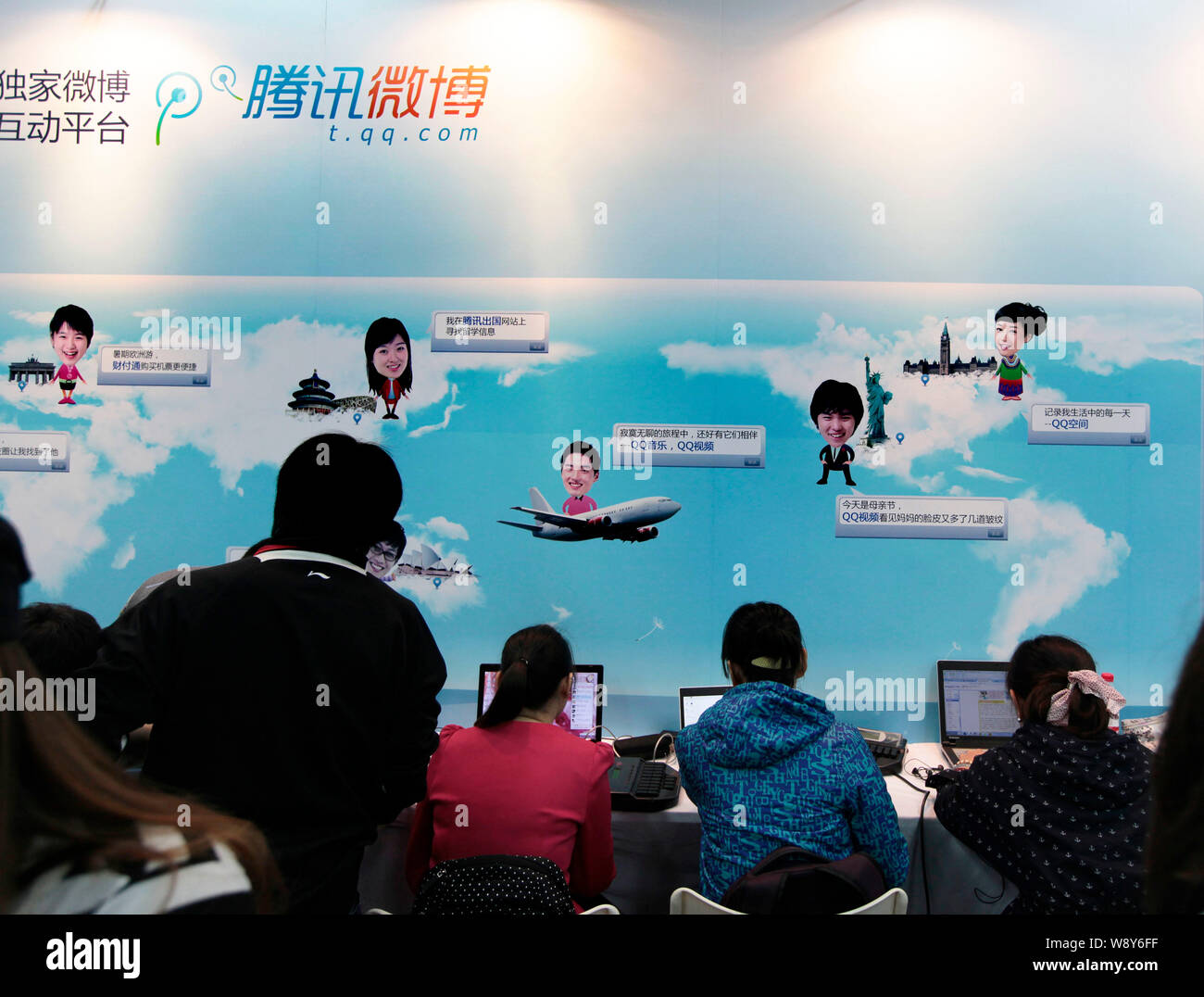 --FILE--People visit the stand of t.qq.com of Tencent during an ...