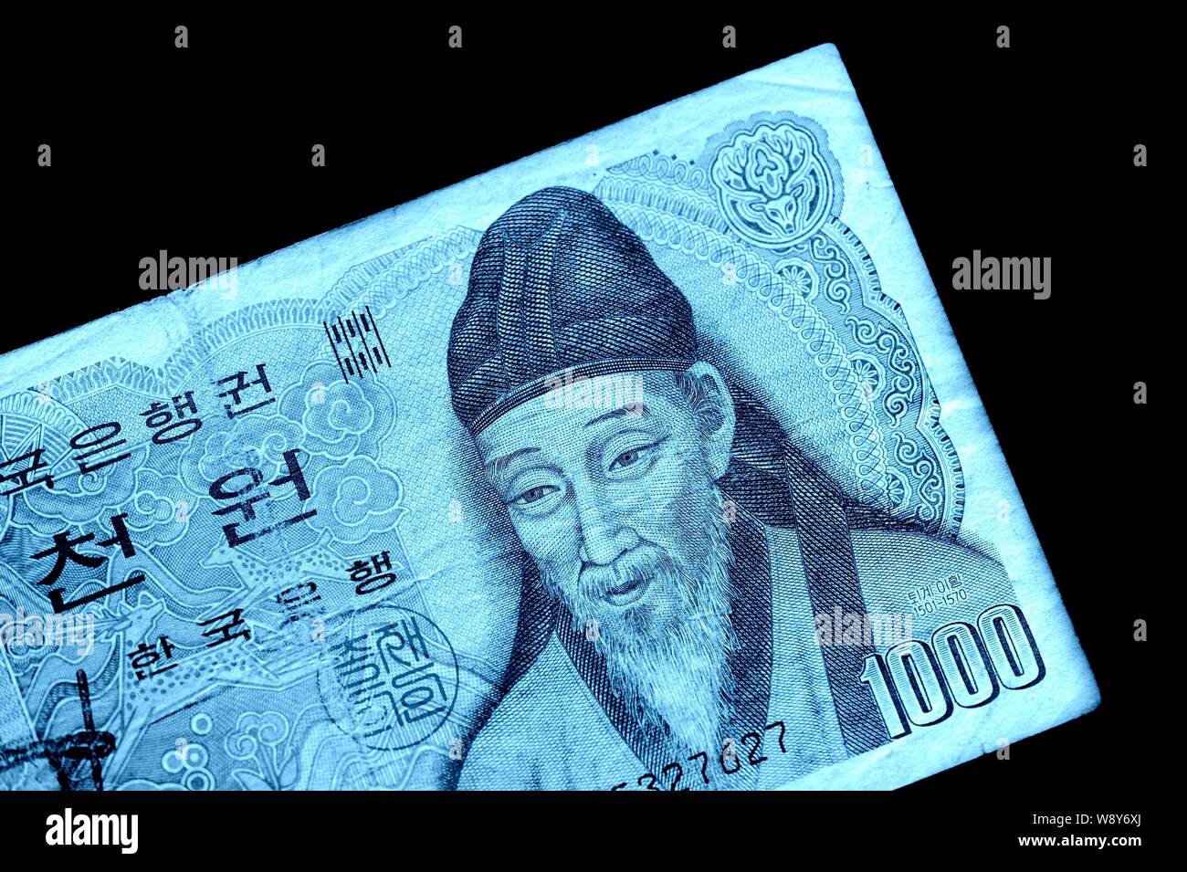 Outdated 1000 Korean Won note of 1983 issued close-up blue color toned ...