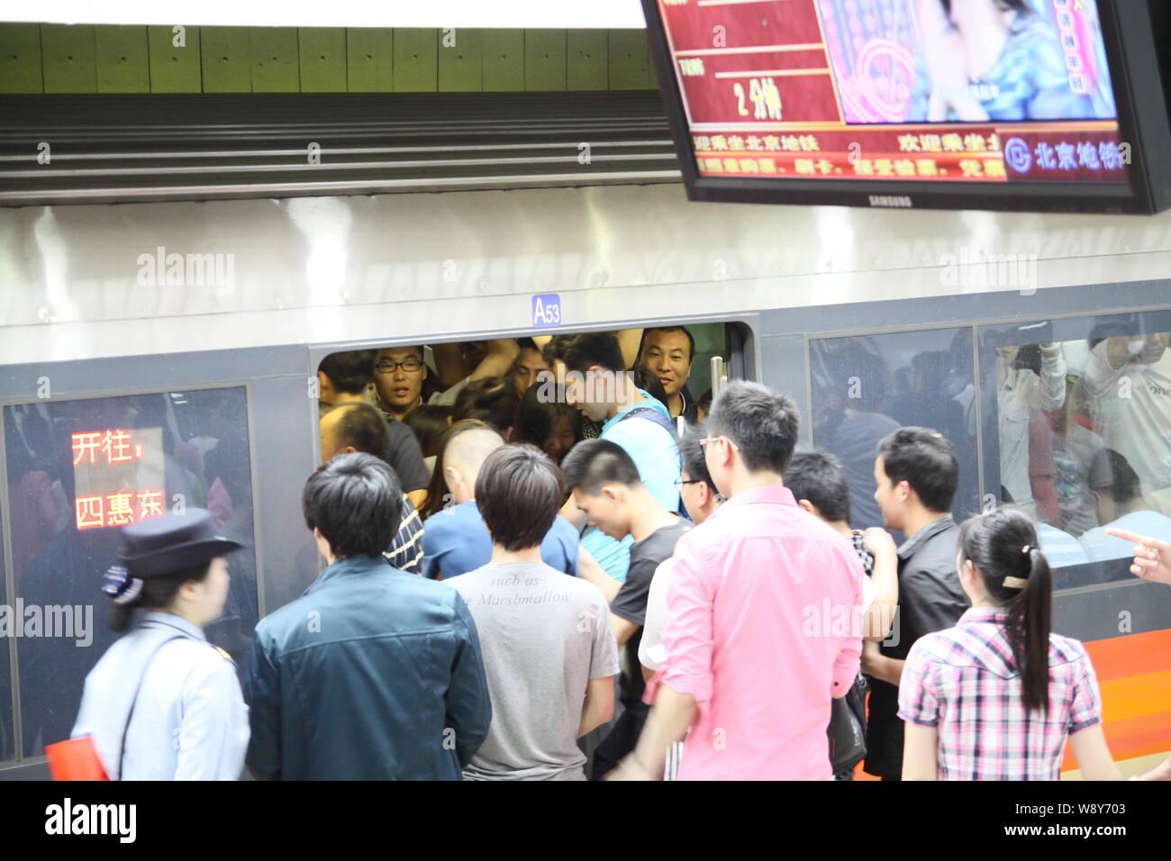 Overcrowded metro hi-res stock photography and images - Alamy