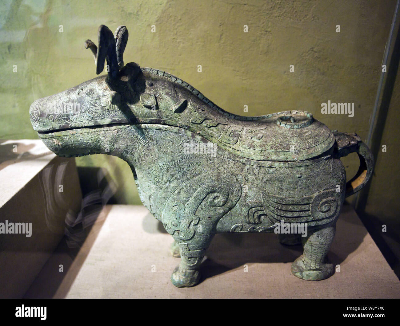 Bronze vessel shang dynasty hi-res stock photography and images - Alamy
