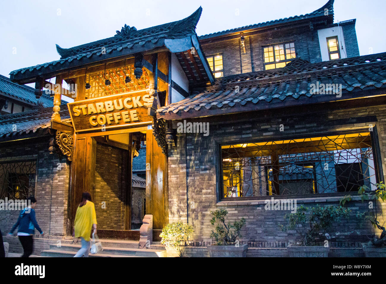 Starbucks coffee in chengdu china hi-res stock photography and images ...