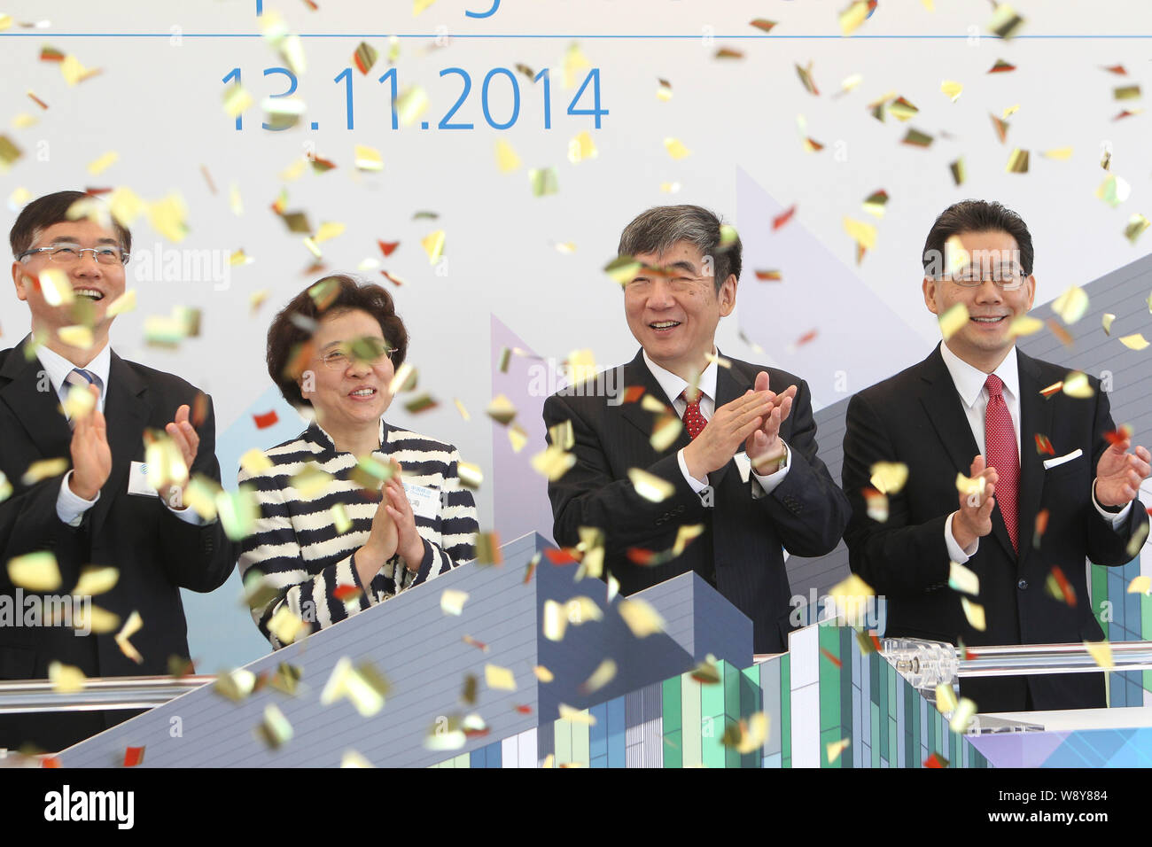 Xi Guohua, second right, Chairman of China Mobile, Li Yue, left, CEO of ...