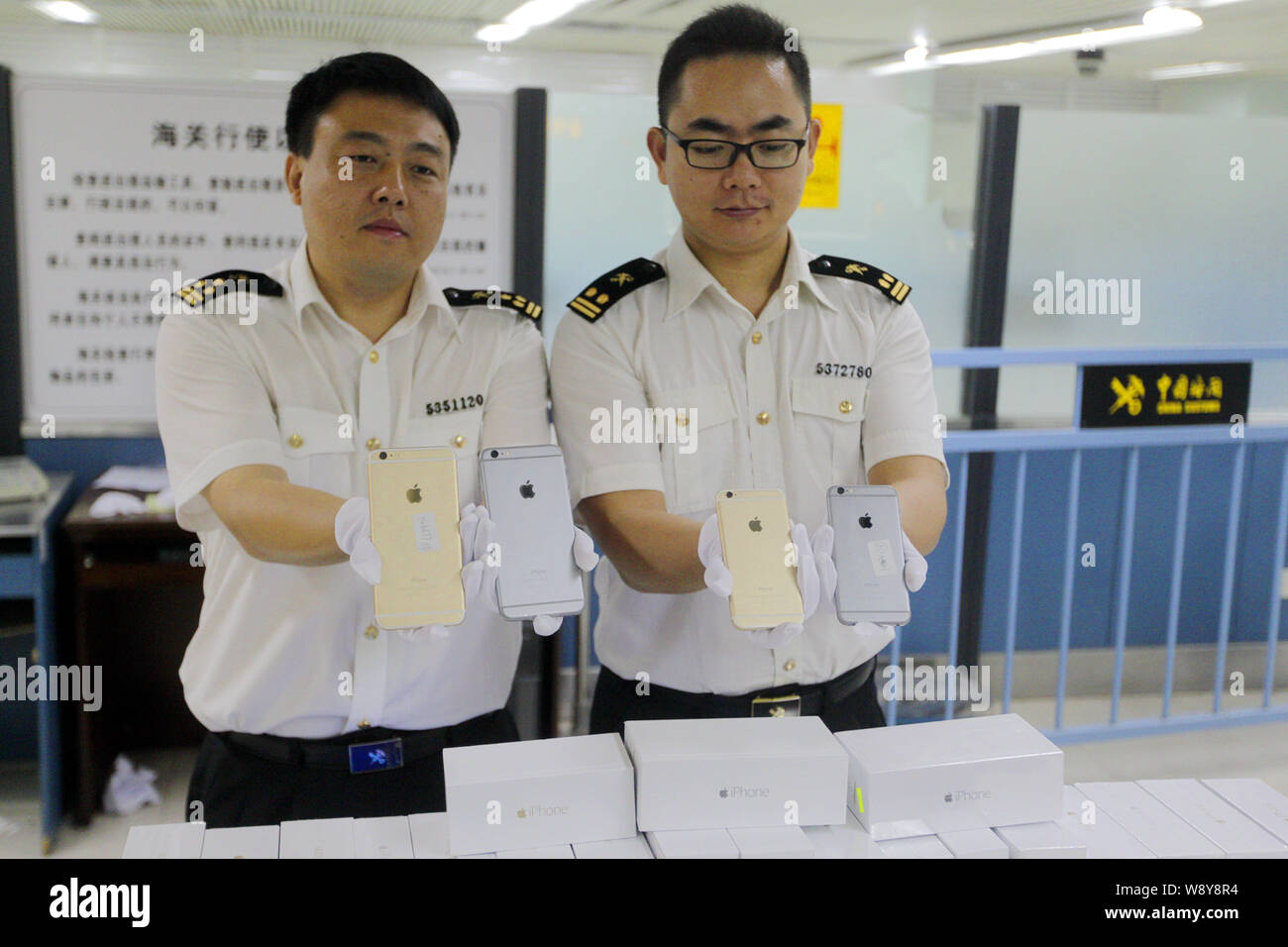 Customs officers hi-res stock photography and images - Alamy