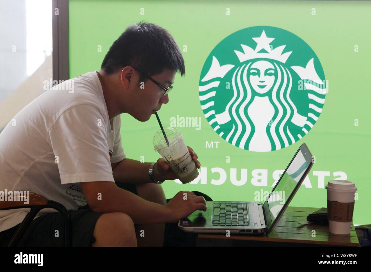 Starbucks and laptop hi-res stock photography and images - Alamy