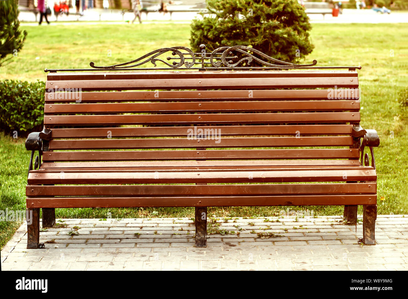 Park with single bench hi-res stock photography and images - Alamy