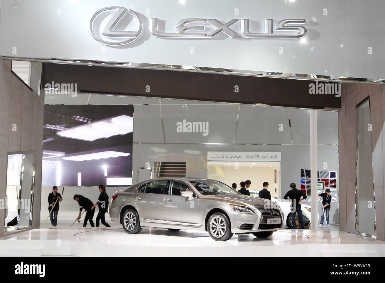 China auto workers hi-res stock photography and images - Alamy