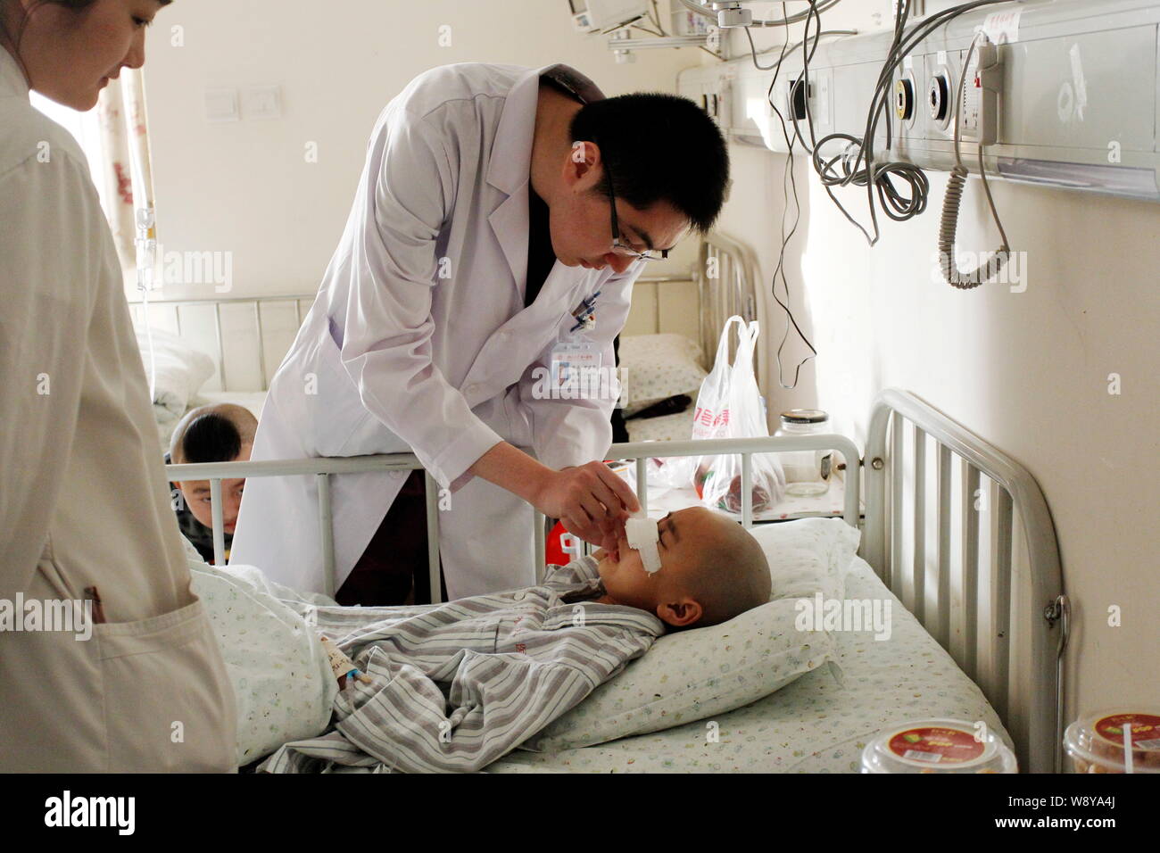 Doctor and patient 2013 hi-res stock photography and images - Alamy
