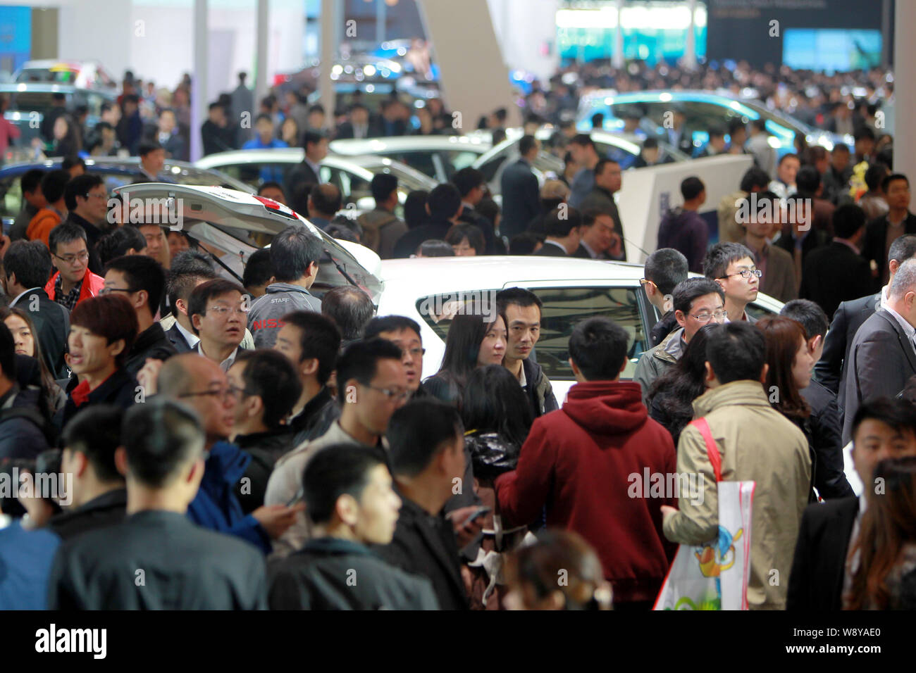 --FILE--Visitors crowd around cars during the 15th Shanghai ...