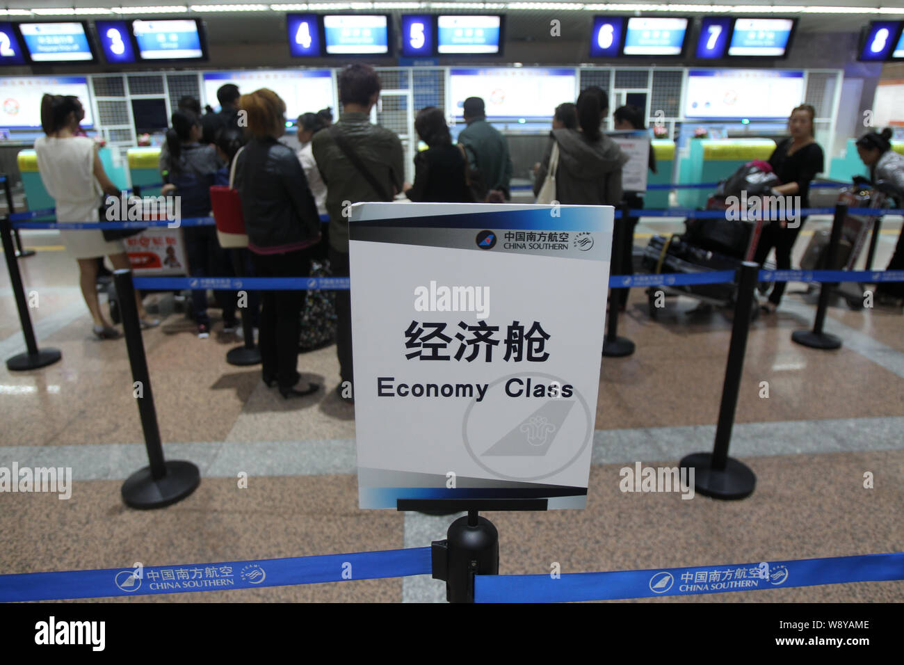 --FILE--Passengers queue up to check in at the counter of China ...