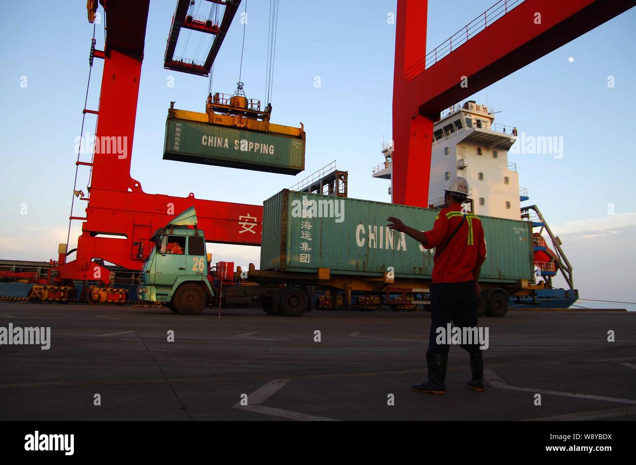 Shipping crane operator china hi-res stock photography and images - Alamy