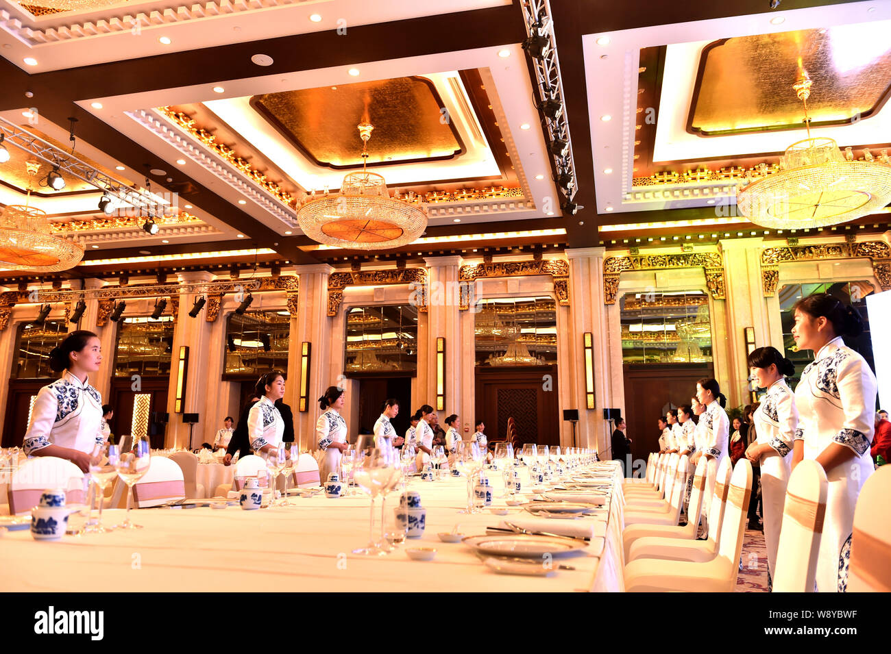 Chinese banquet hall hi-res stock photography and images - Alamy