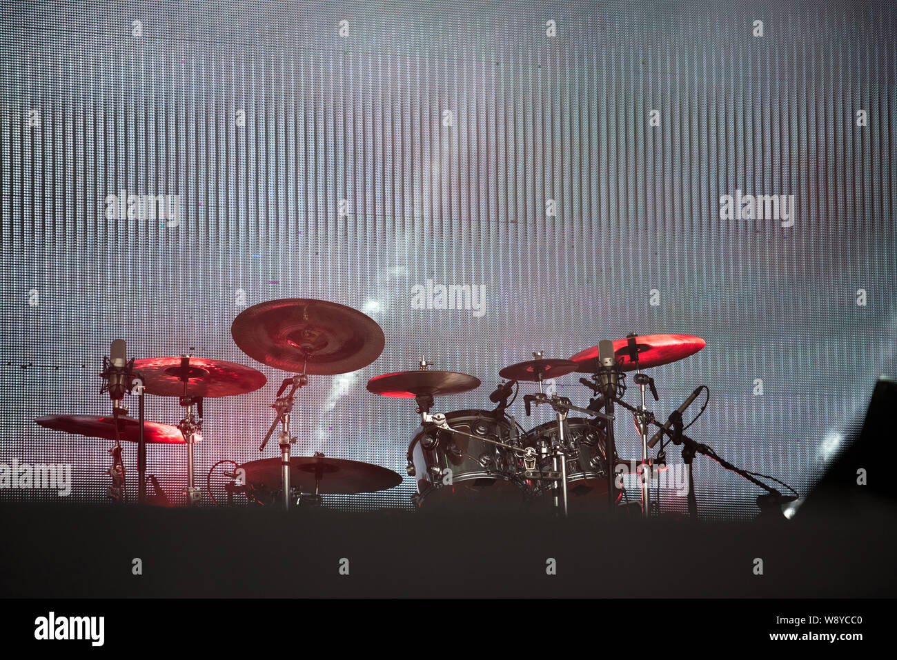 Musician playing on drum kit hi-res stock photography and images - Alamy