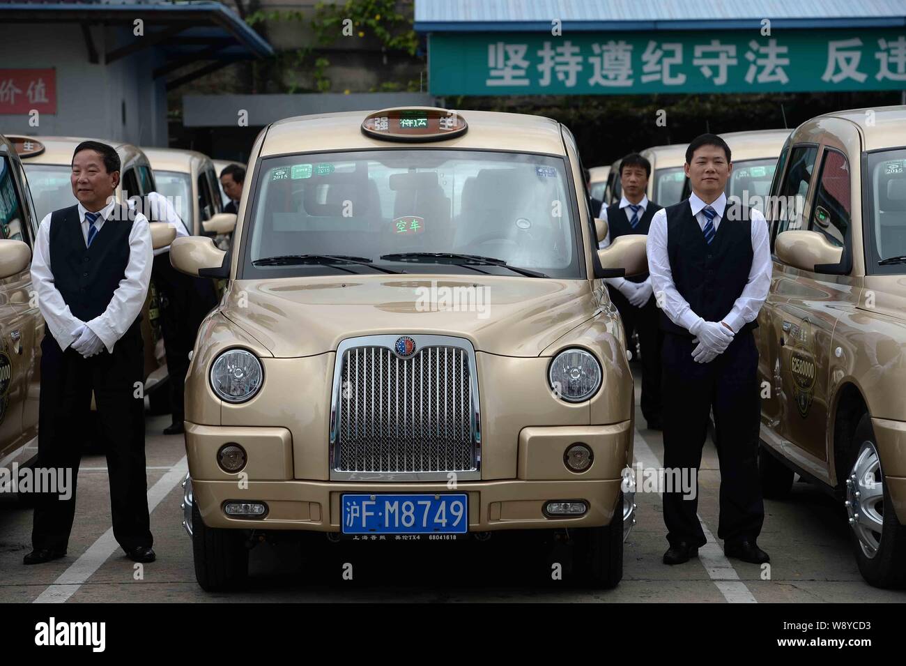 Gold painted model hi-res stock photography and images - Alamy