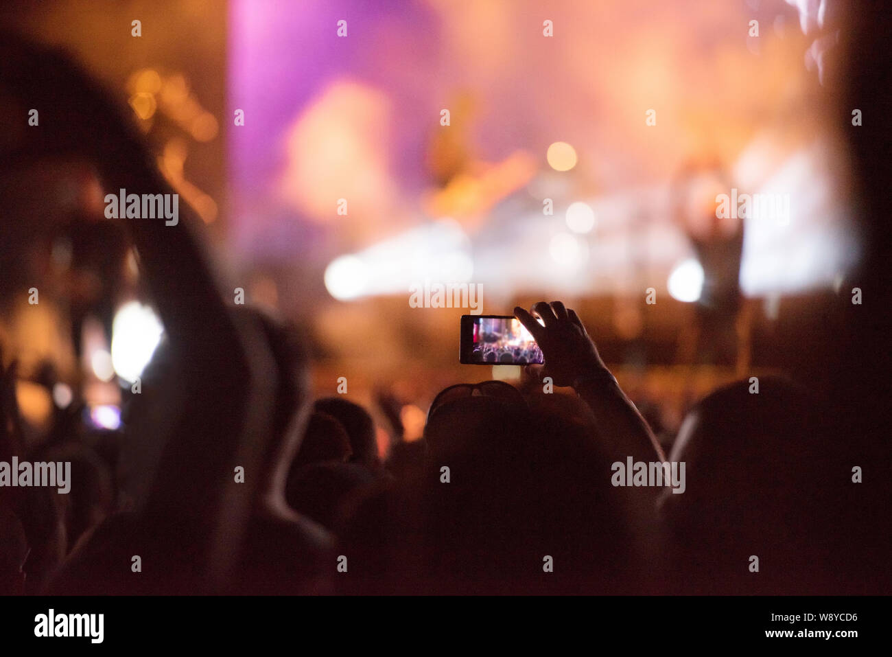 Concert people phones hi-res stock photography and images - Alamy
