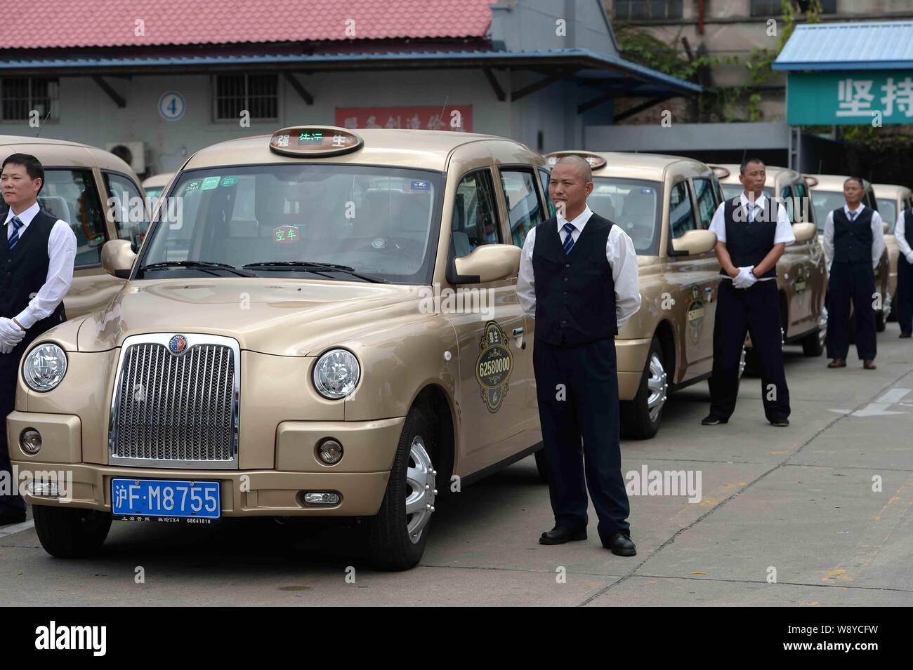 Gold painted model hi-res stock photography and images - Alamy