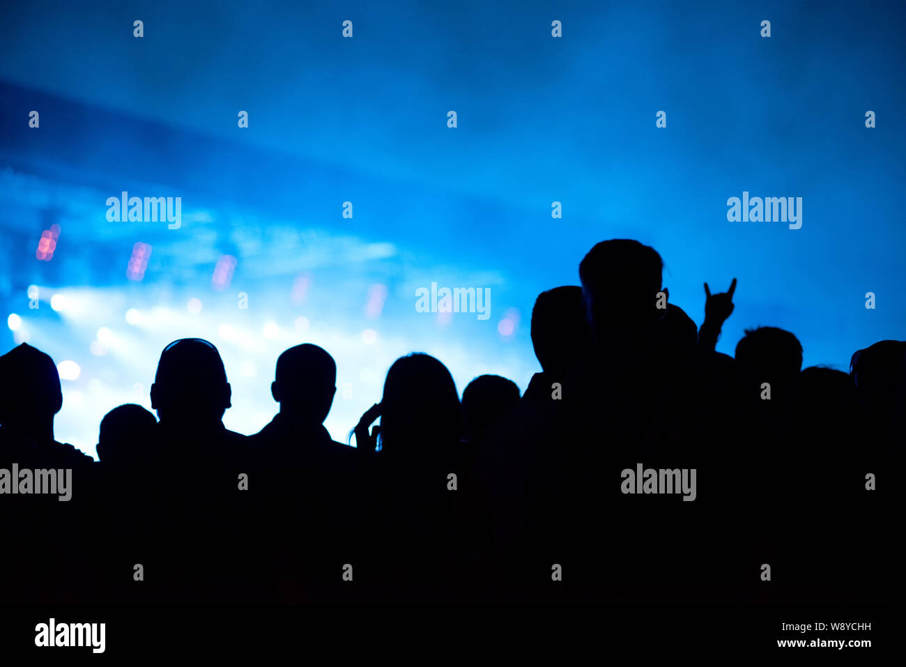 Cheering crowd silhouette hi-res stock photography and images - Alamy
