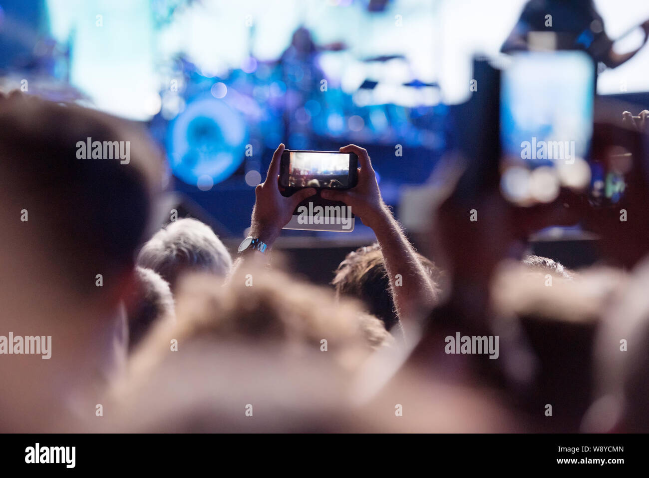 Concert people mobile phones hi-res stock photography and images - Alamy
