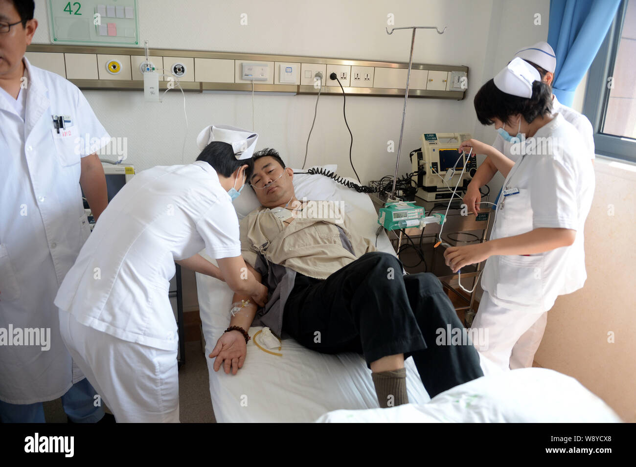 Heart attack patient hospital hi-res stock photography and images - Alamy