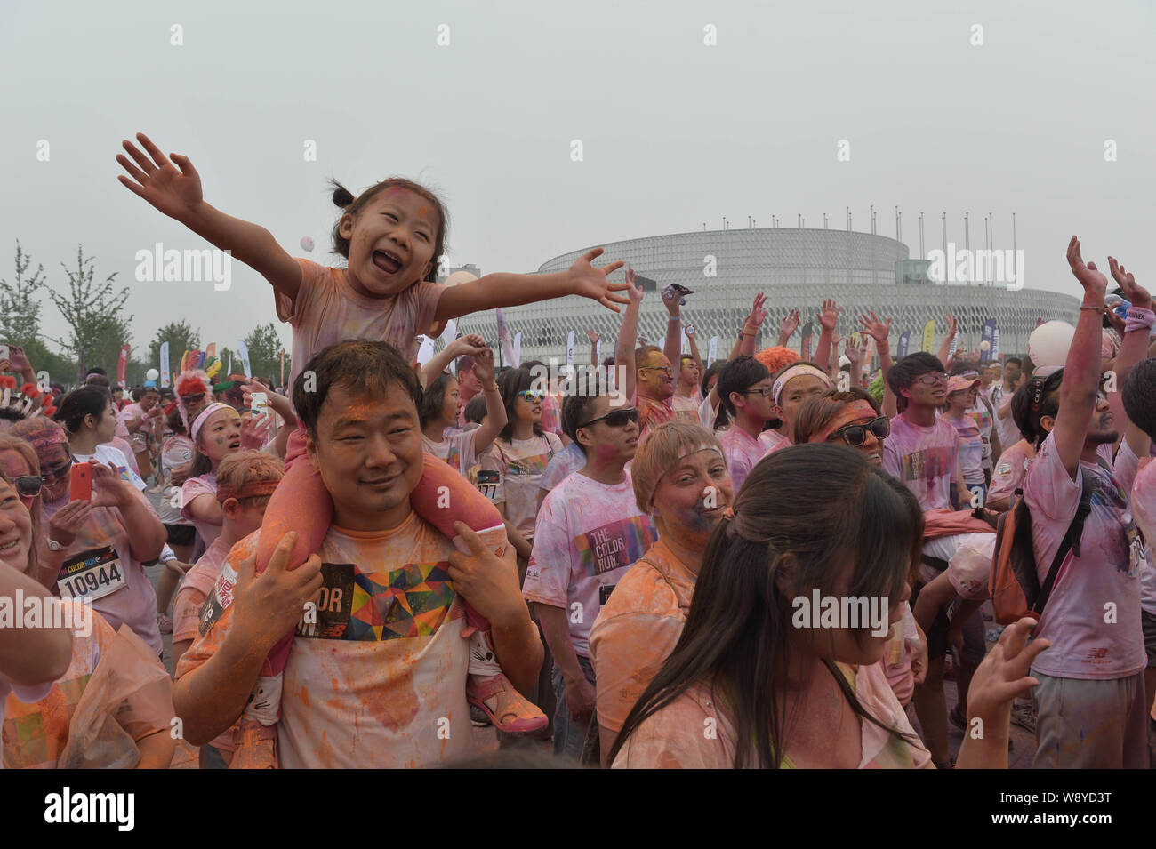 000 young people celebrate hi-res stock photography and images - Alamy