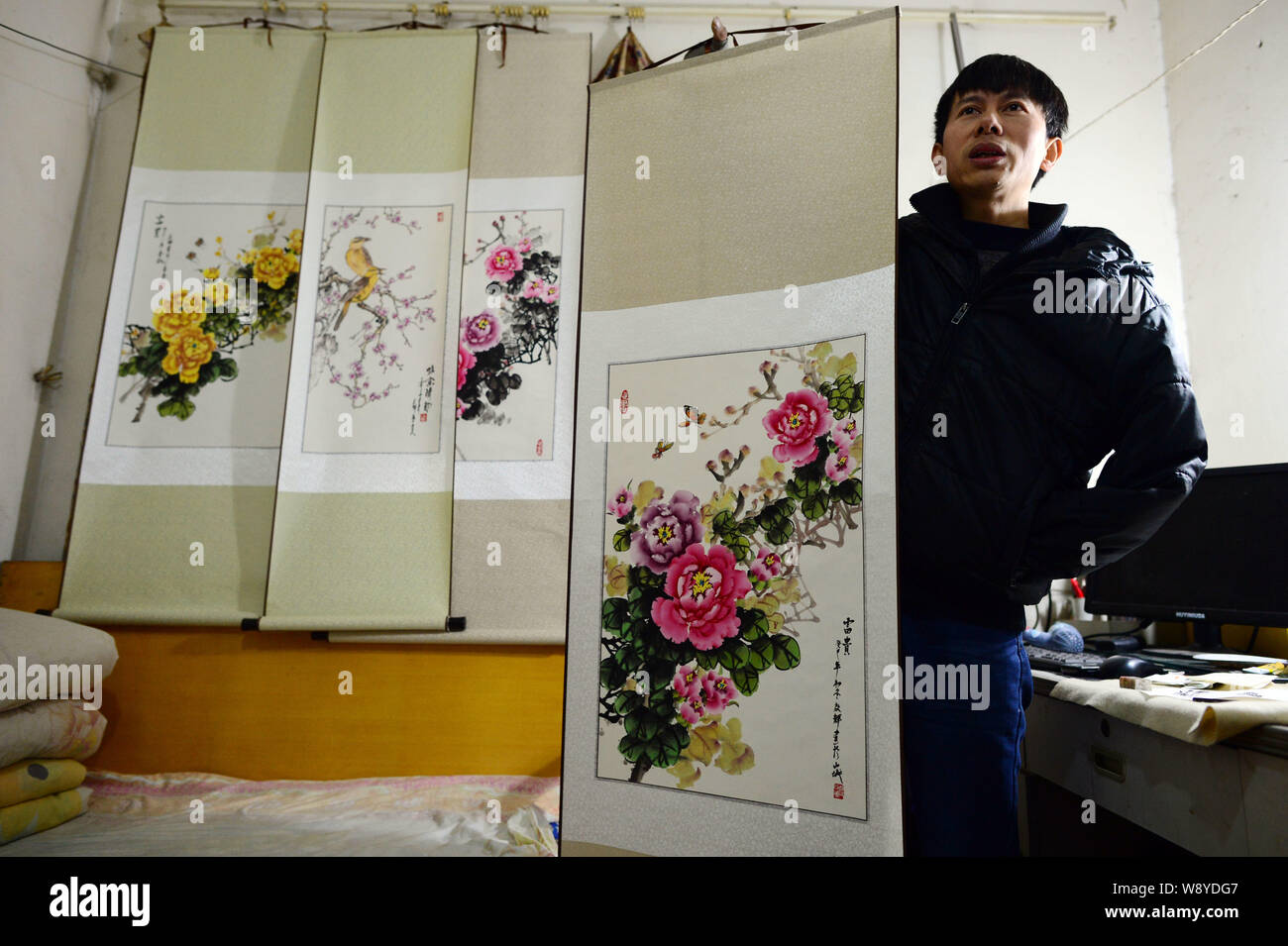 Chinese handicapped artist Zhang Qihui, who lost his left arm and four ...