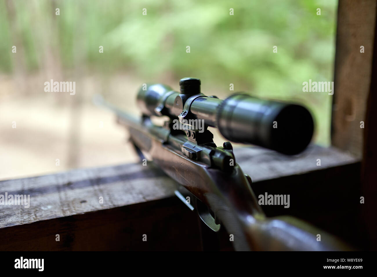 Hunting rifle with optical scope Stock Photo - Alamy