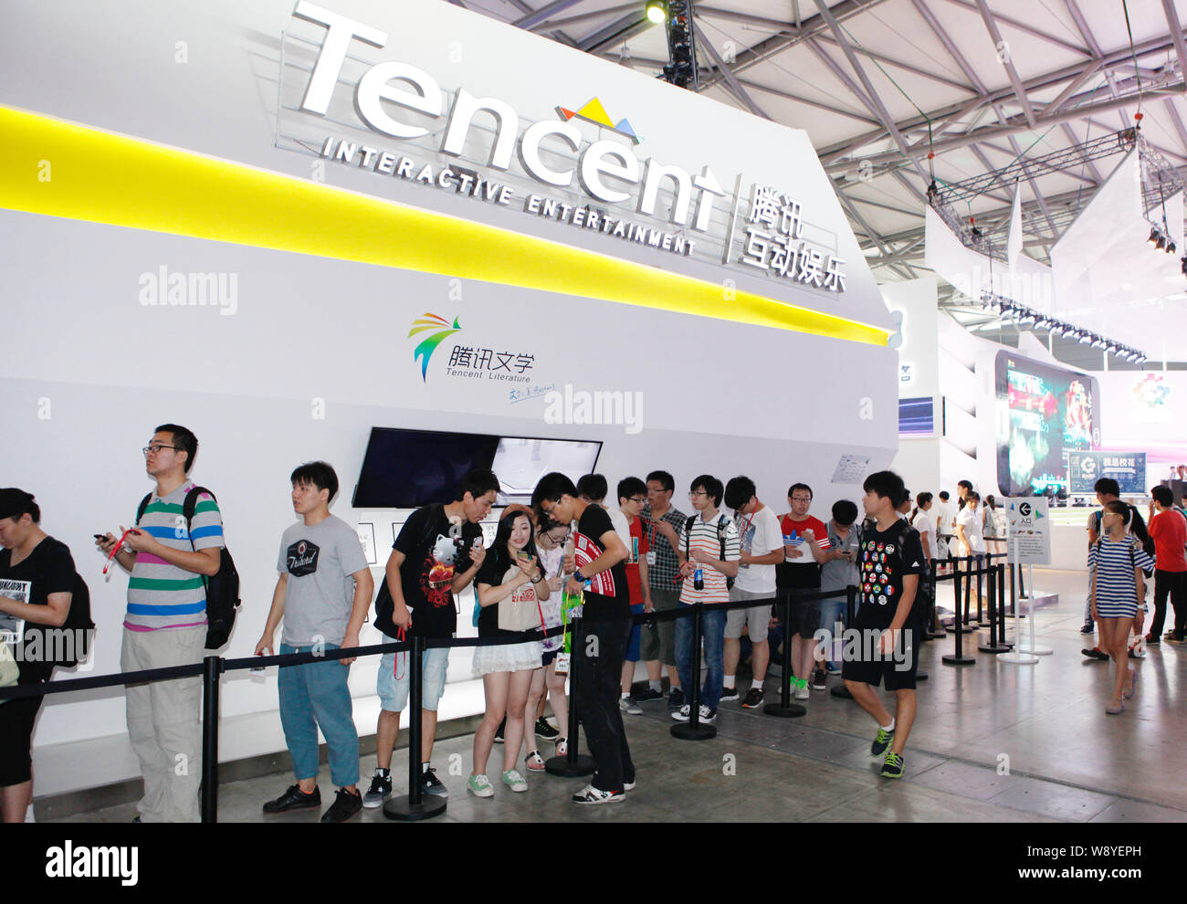 --FILE--Visitors queue up in front of the stand of Tencent Interactive ...