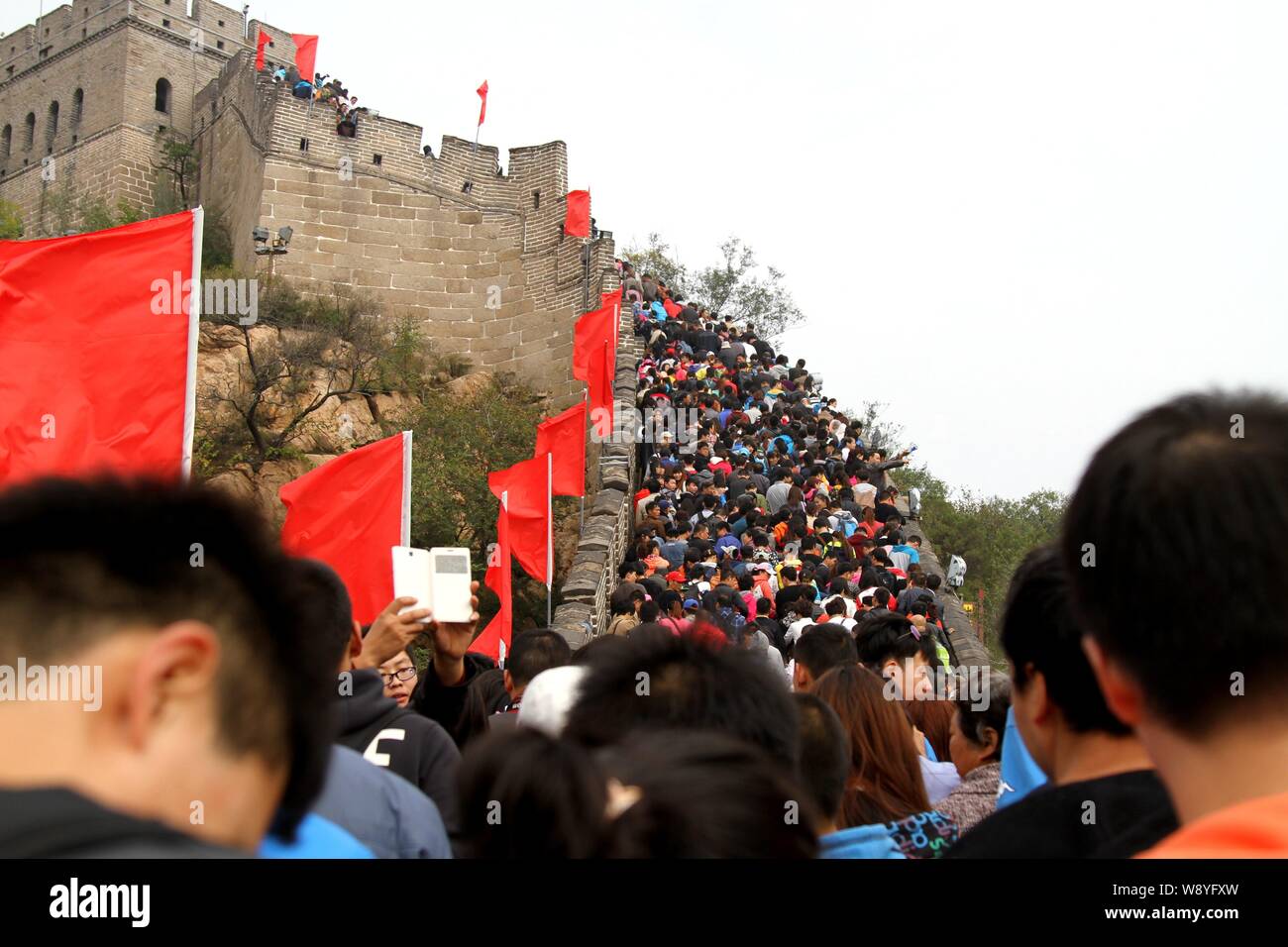 Tourists crowd the Badaling Great Wall during the National Day holiday ...