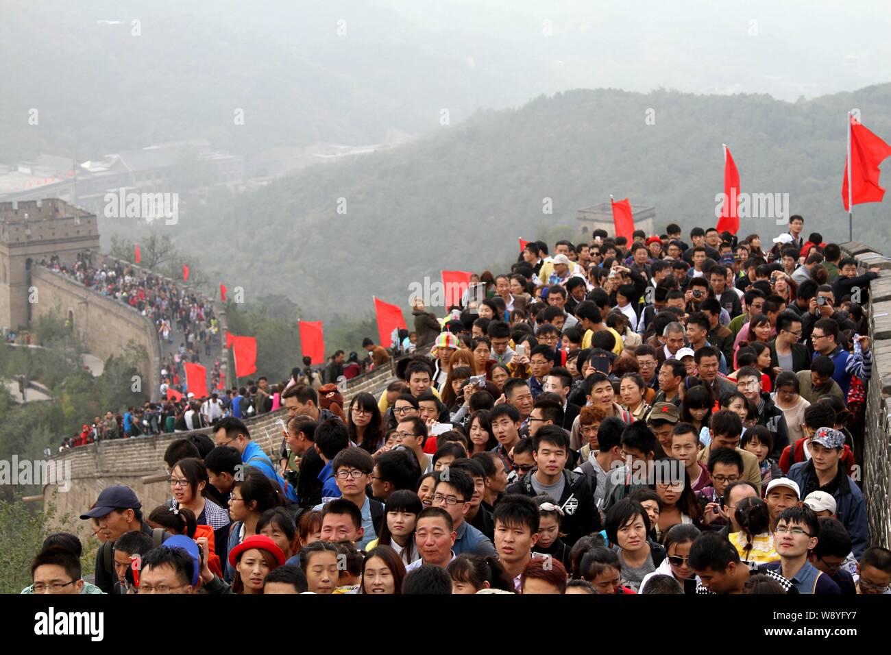 Tourists crowd the Badaling Great Wall during the National Day holiday ...