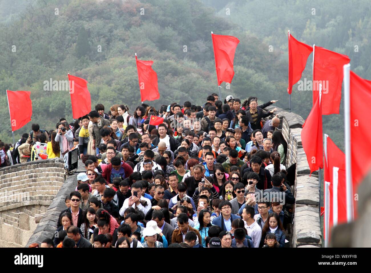 Tourists crowd the Badaling Great Wall during the National Day holiday ...
