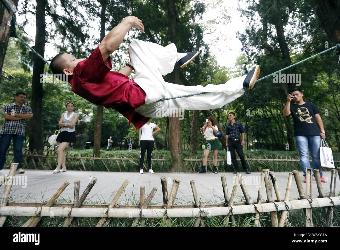 Liang Yanguo, who was diagnosed with throat cancer three years ago ...