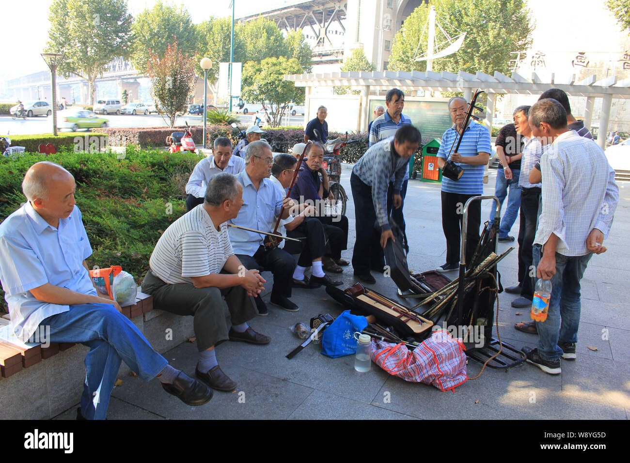 --FILE--Elderly Chinese people take part in recreational activities at ...