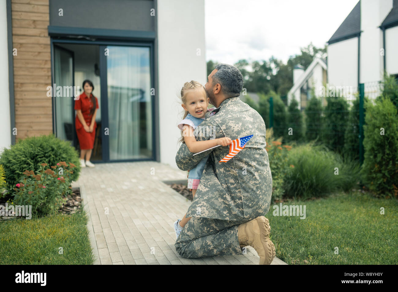 Military man hugging hi-res stock photography and images - Alamy