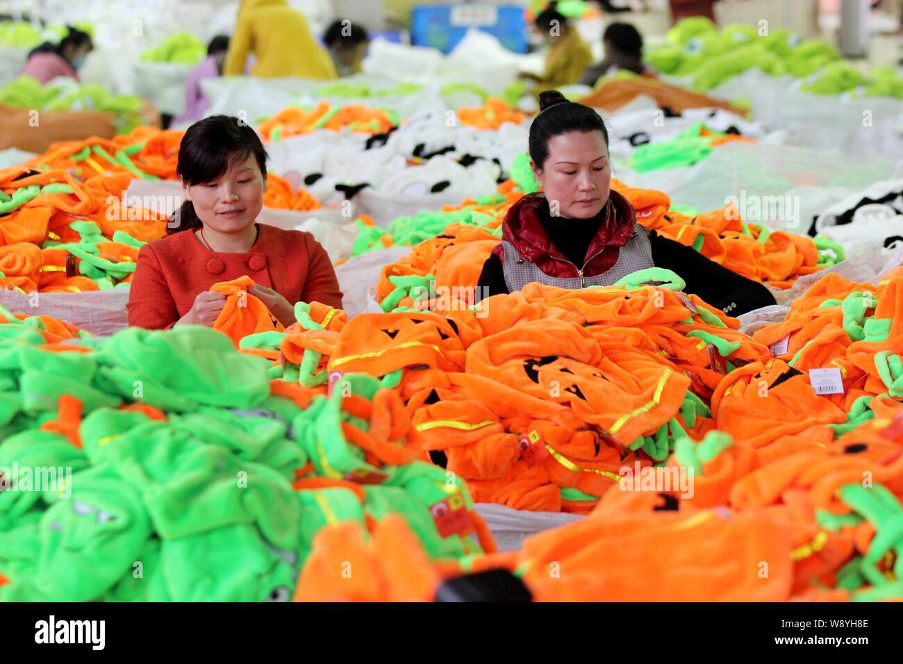 China factory workers hi-res stock photography and images - Alamy
