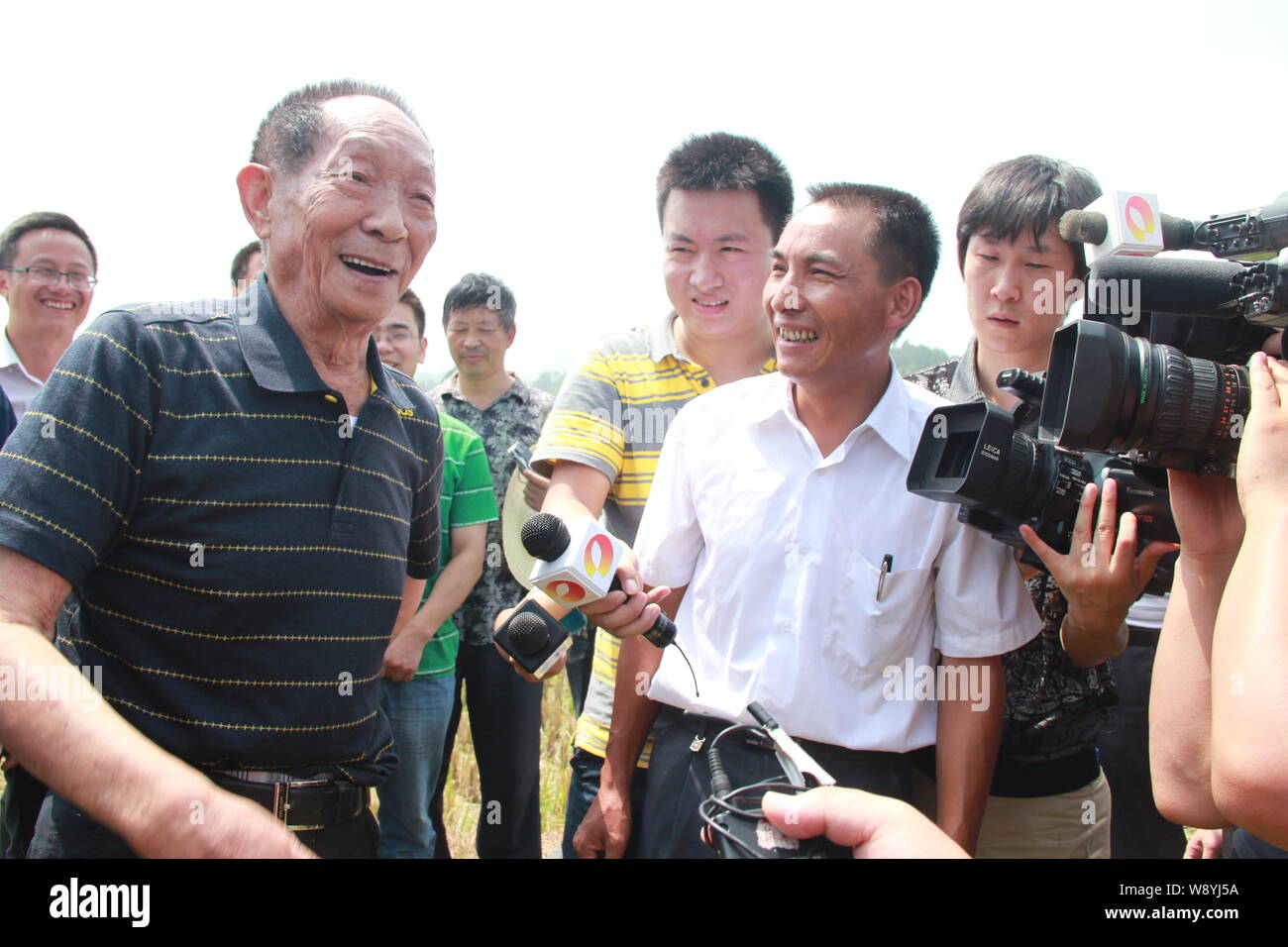 --FILE--Chinese scientist Yuan Longping, left, known as the Father of ...