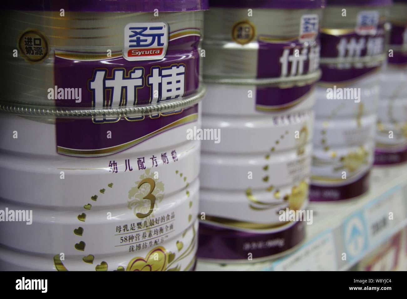 Push powder hi-res stock photography and images - Alamy