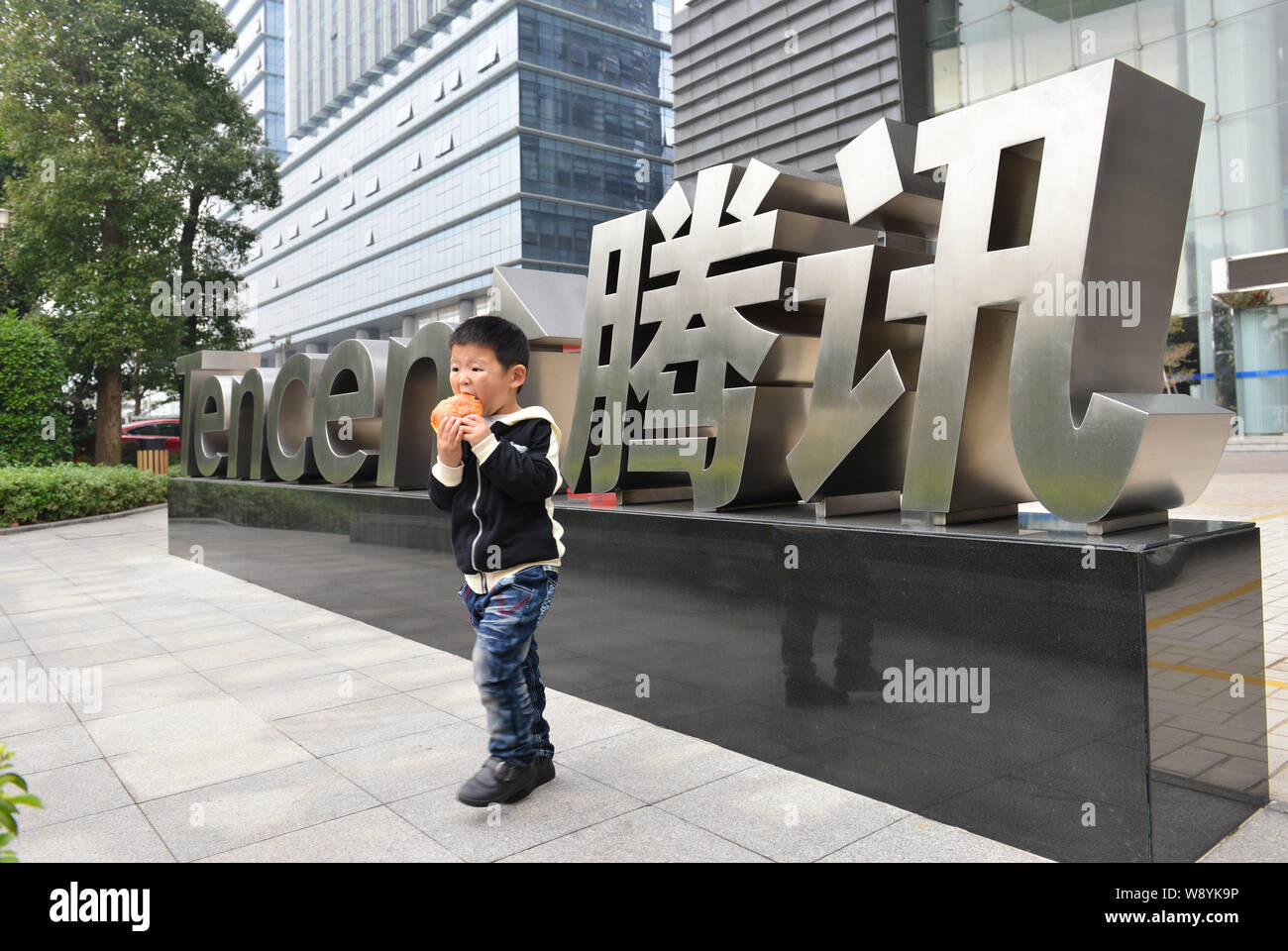 Bread standing hi-res stock photography and images - Alamy