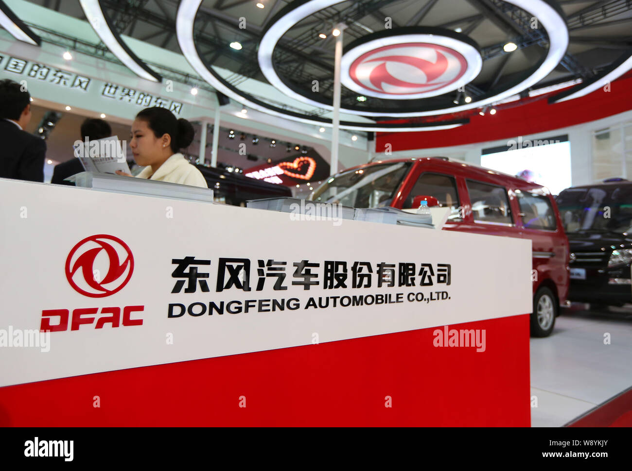 --FILE--Visitors view commercial vehicles of Dongfeng Automobiles Co ...