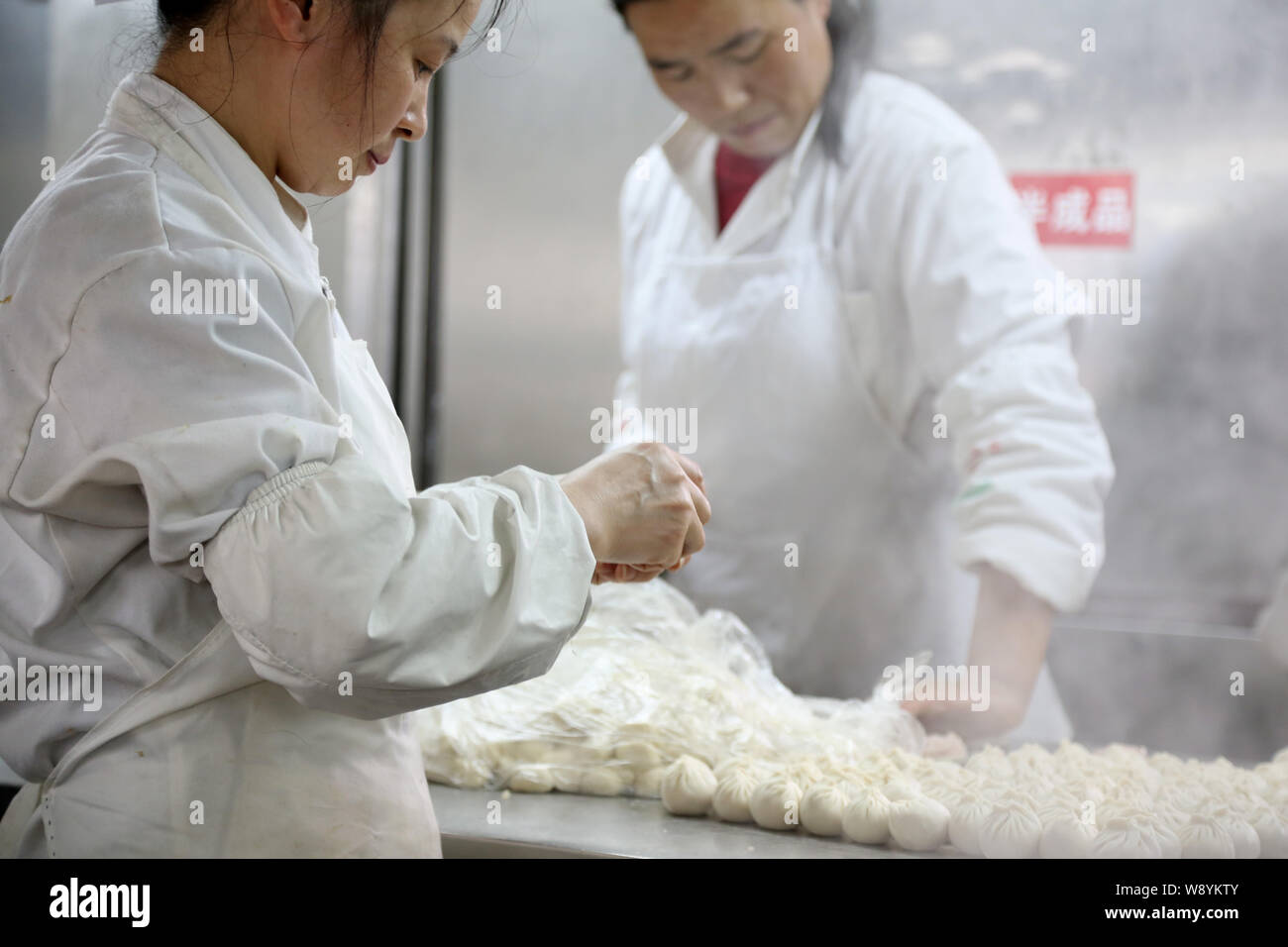 Chinese restaurant employees hi-res stock photography and images - Alamy
