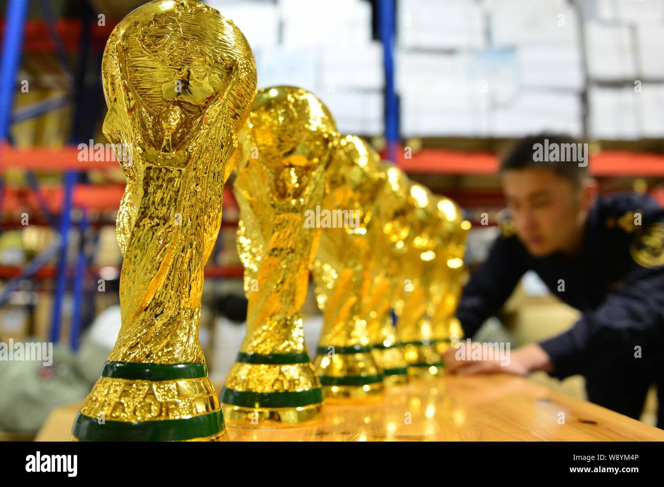 Fake checks hi-res stock photography and images - Alamy