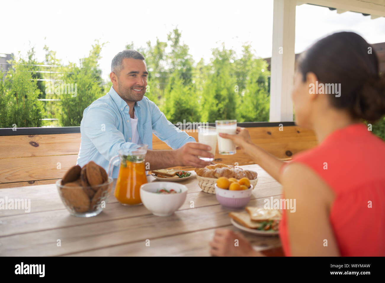 Couple having yummy breakfast outside at the weekend Stock Photo - Alamy
