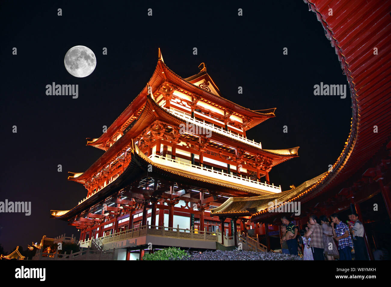 Night view of the full moon over the Dufu Pavilion on the Mid-Autumn ...