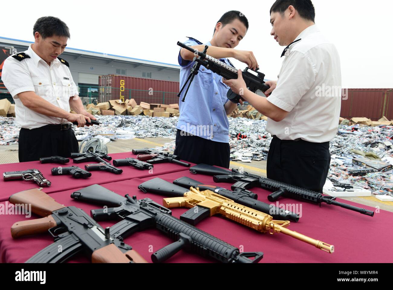 Chinese customs and police officers check imitation guns to be ...