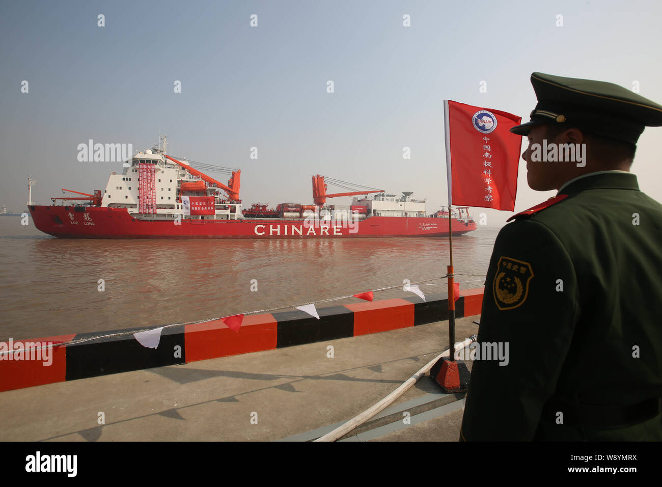 Chinese paramilitary police stands hi-res stock photography and images - Alamy