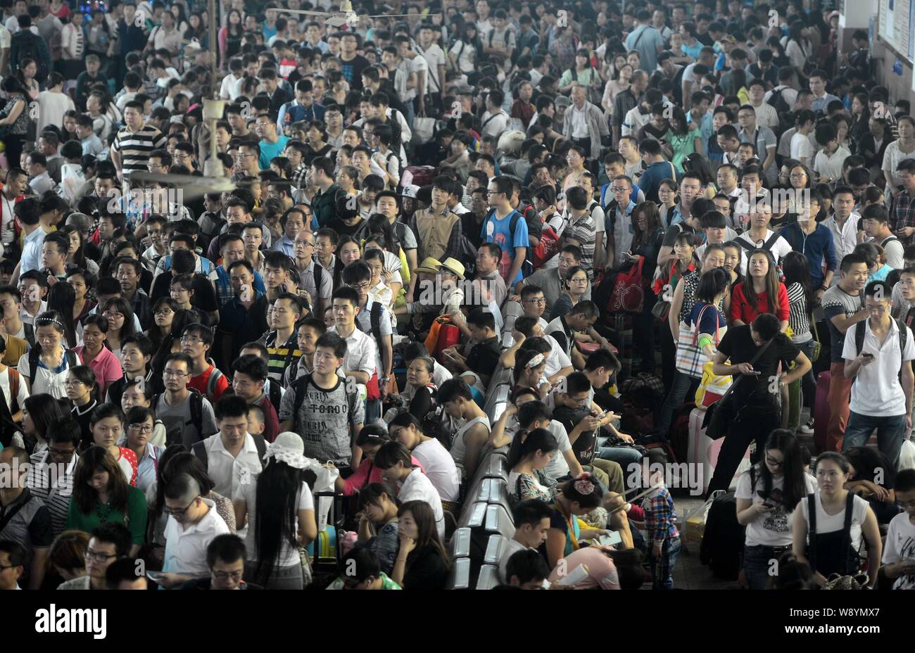 Chinese passengers who return to home or work from the National Day ...